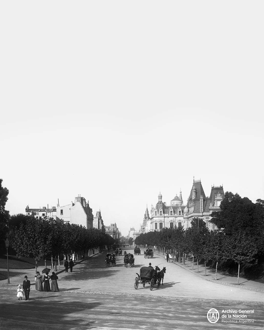 Avenida Alvear: El Corazón de la Belle Époque Porteña – FotoHistoria